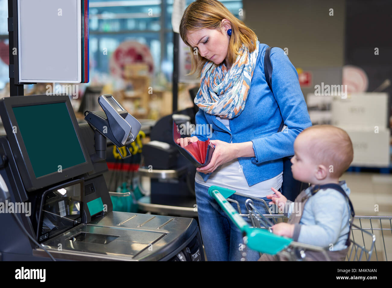 Self checkout machine hi-res stock photography and images - Alamy