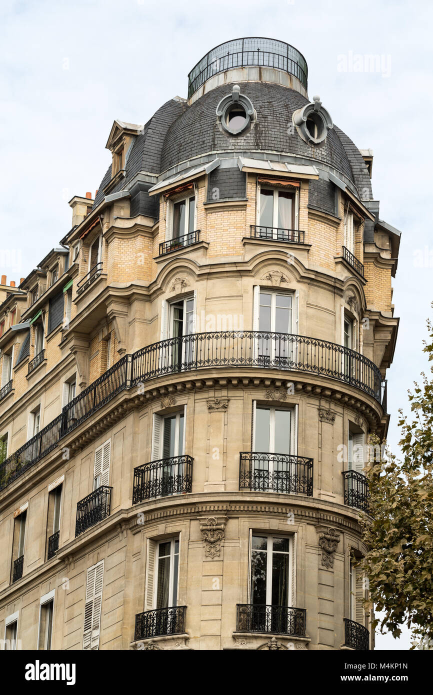 Paris building corner balcony view hi-res stock photography and images ...