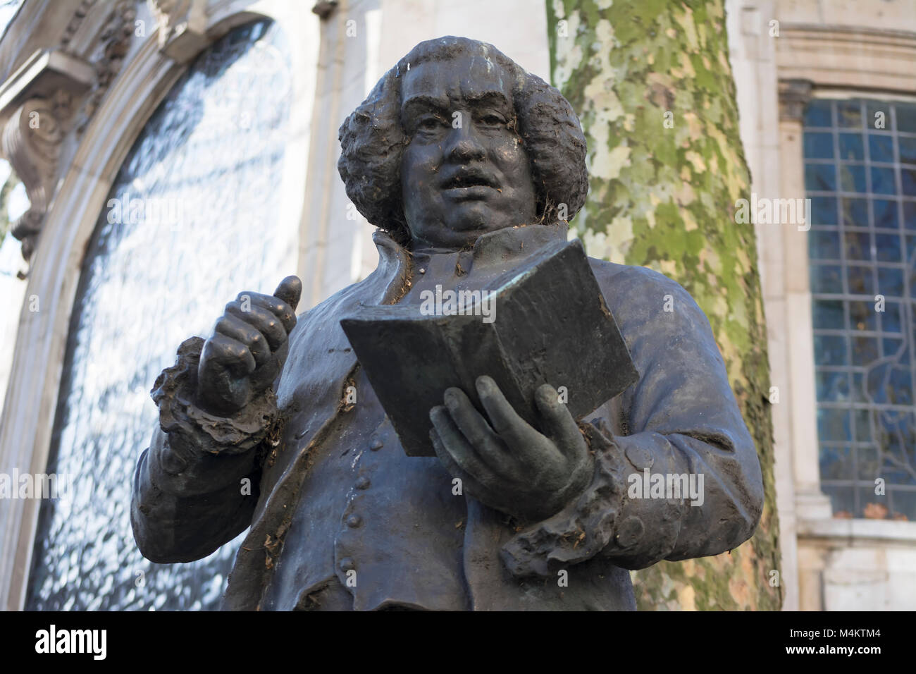 Dr samuel johnson statue hi-res stock photography and images - Alamy