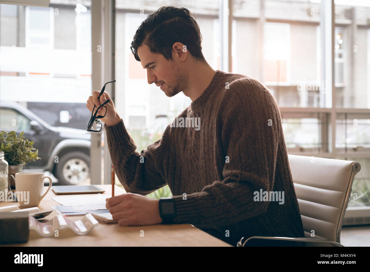 Executive at desk hi-res stock photography and images - Alamy