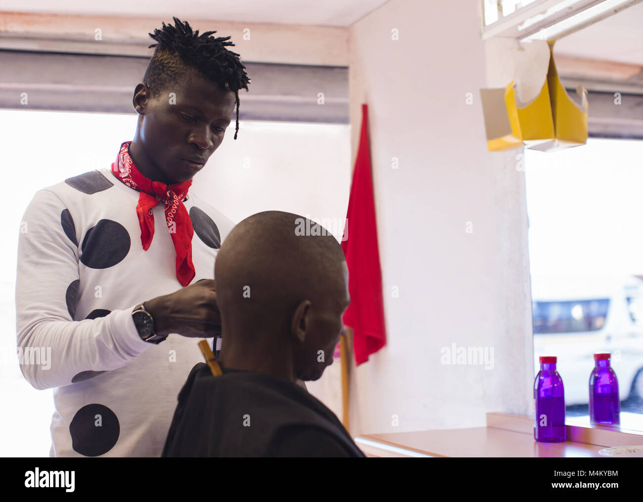 Barber shaving head hi-res stock photography and images - Alamy