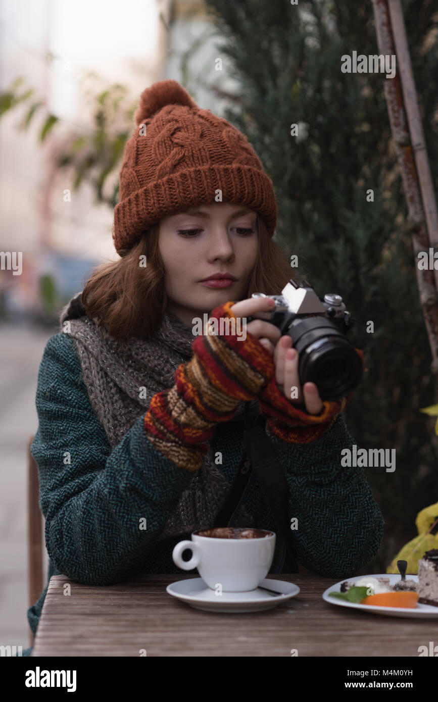 Woman reviewing photo on camera Stock Photo - Alamy