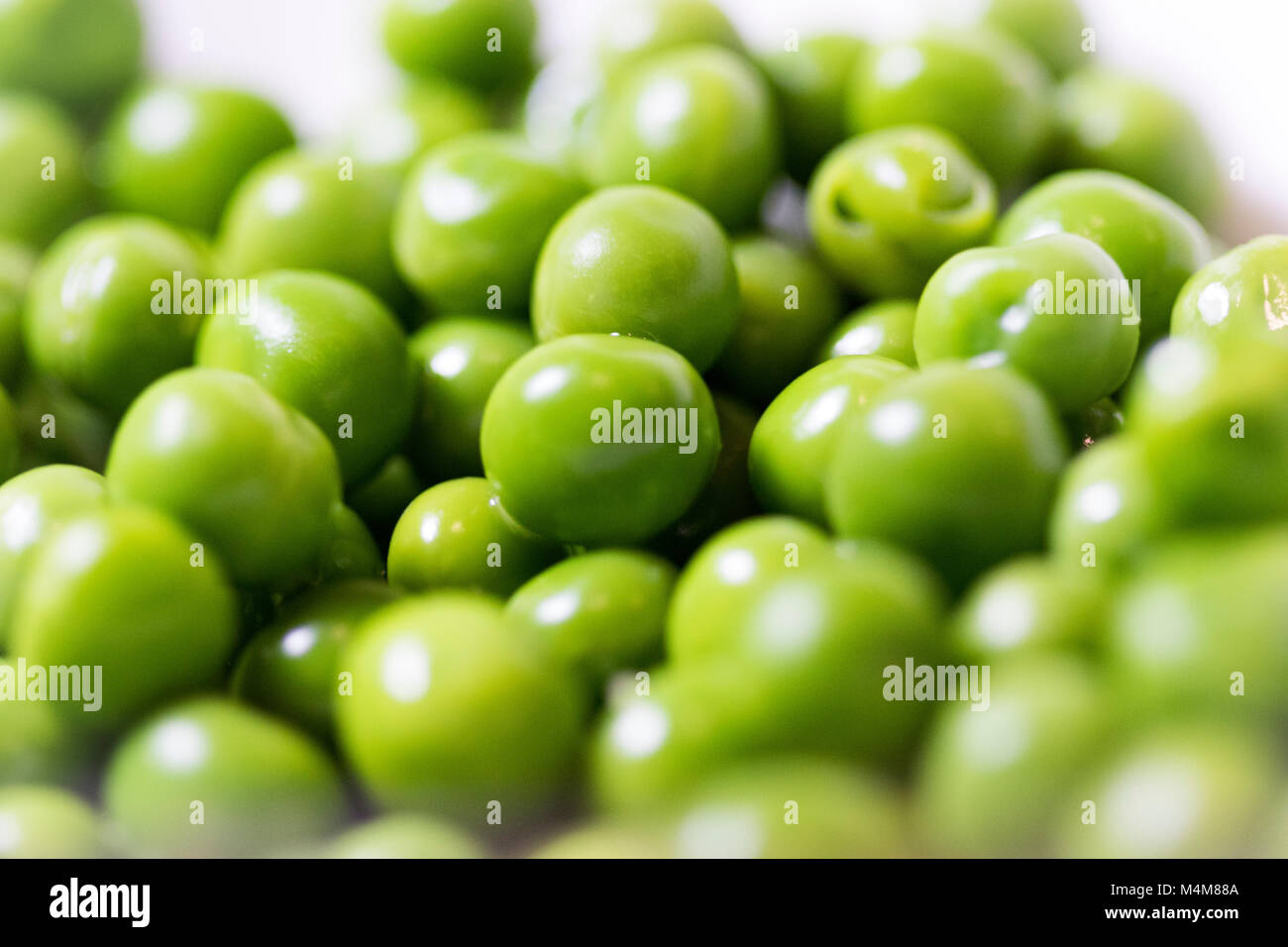 British garden peas hi-res stock photography and images - Alamy
