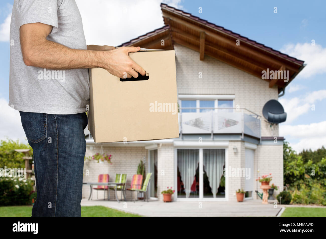 Mover man holding box hi-res stock photography and images - Alamy