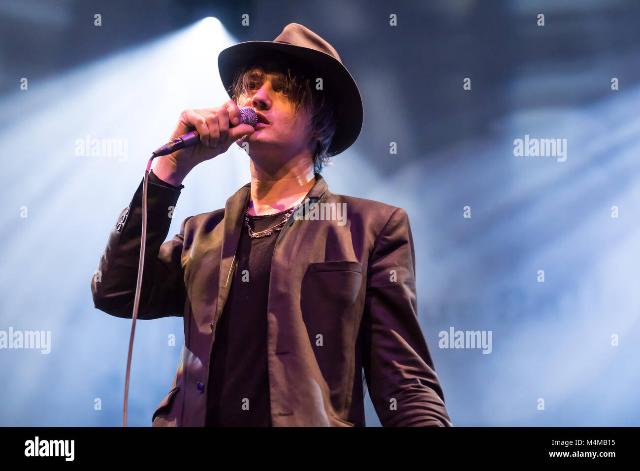 Peter doherty singing hi-res stock photography and images - Alamy