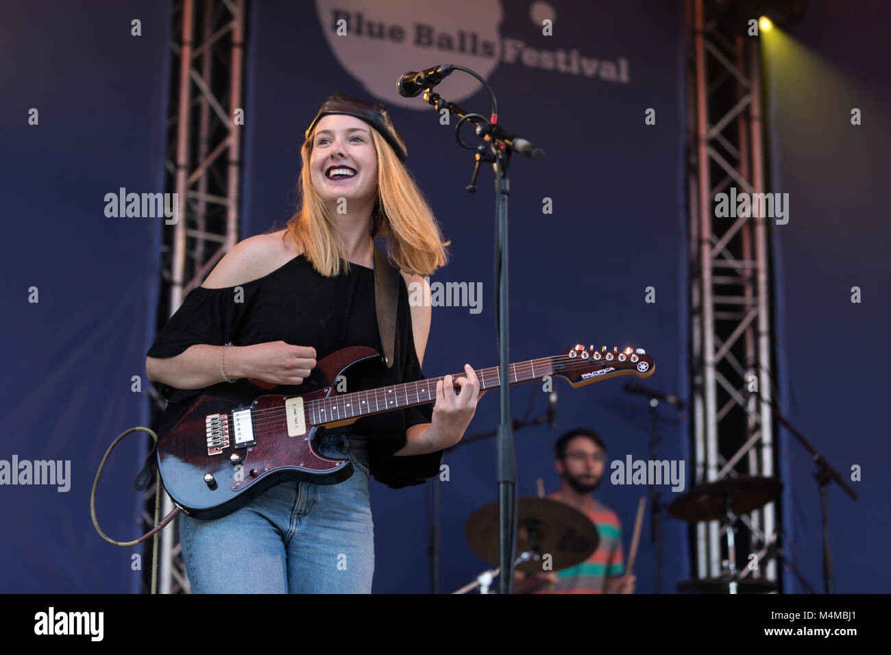 Womens concert hall hi-res stock photography and images - Alamy