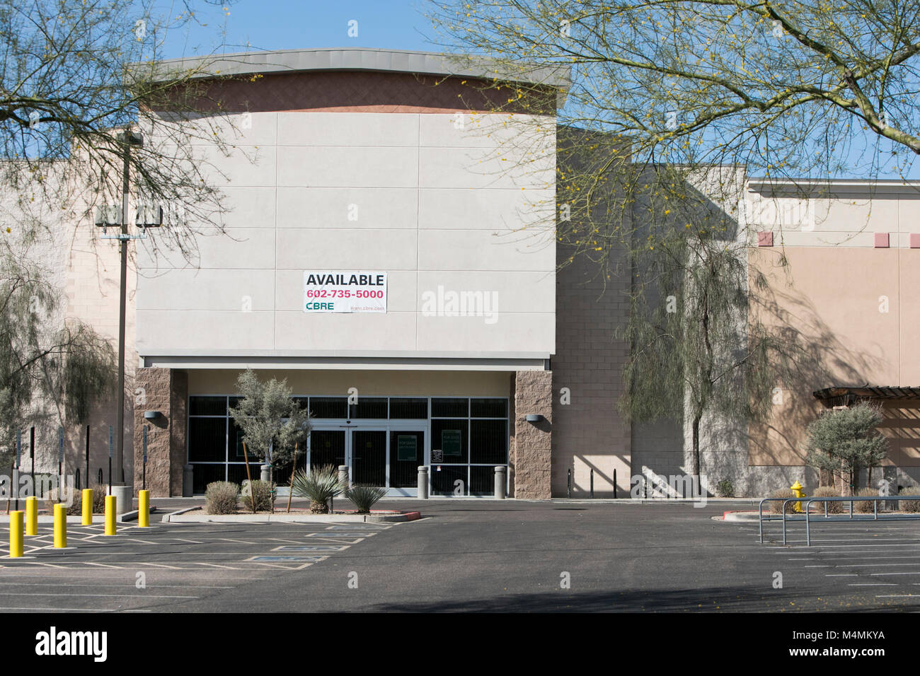 Empty storefront hi-res stock photography and images - Alamy