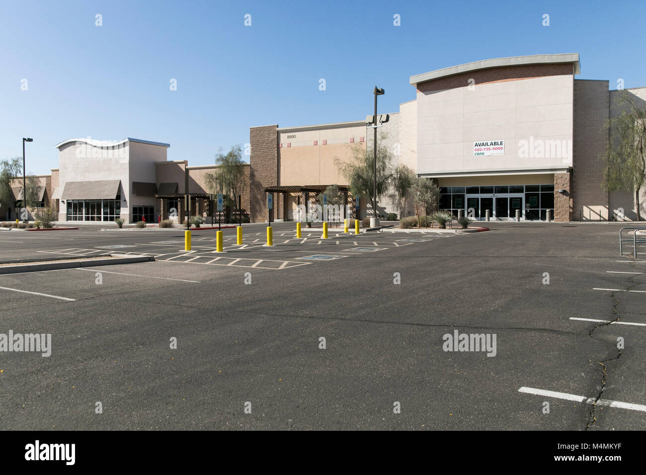 Shuttered storefronts hi-res stock photography and images - Alamy