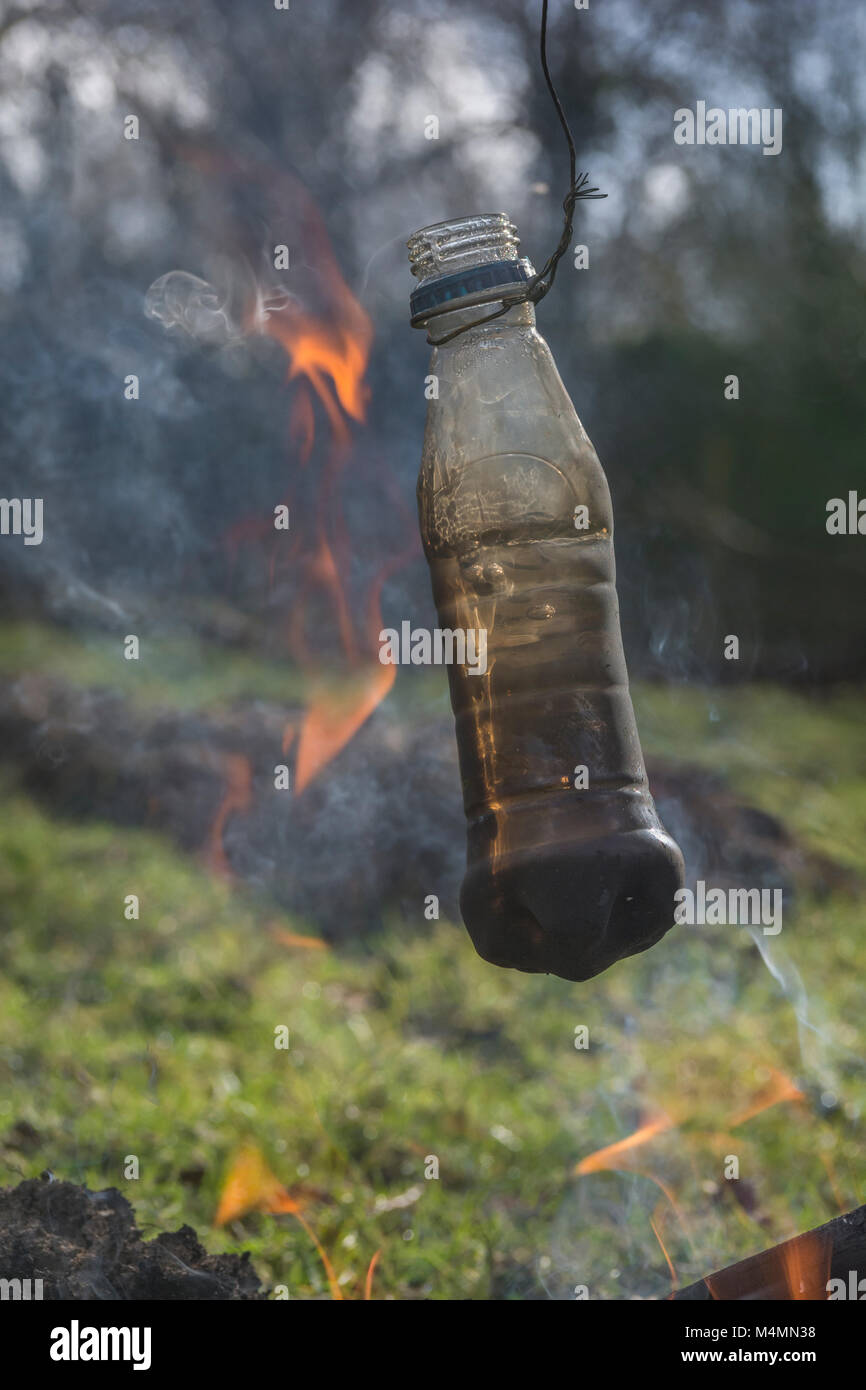 Survival skills / Überlebensfähigkeiten - boiling dirty / foul water in ...