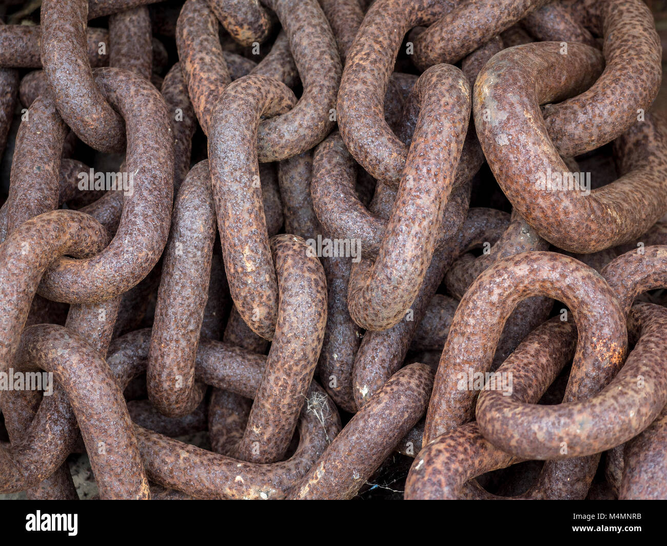BACKGROUND TEXTURE - Closeup of old rusty iron links of a chain Stock Photo - Alamy