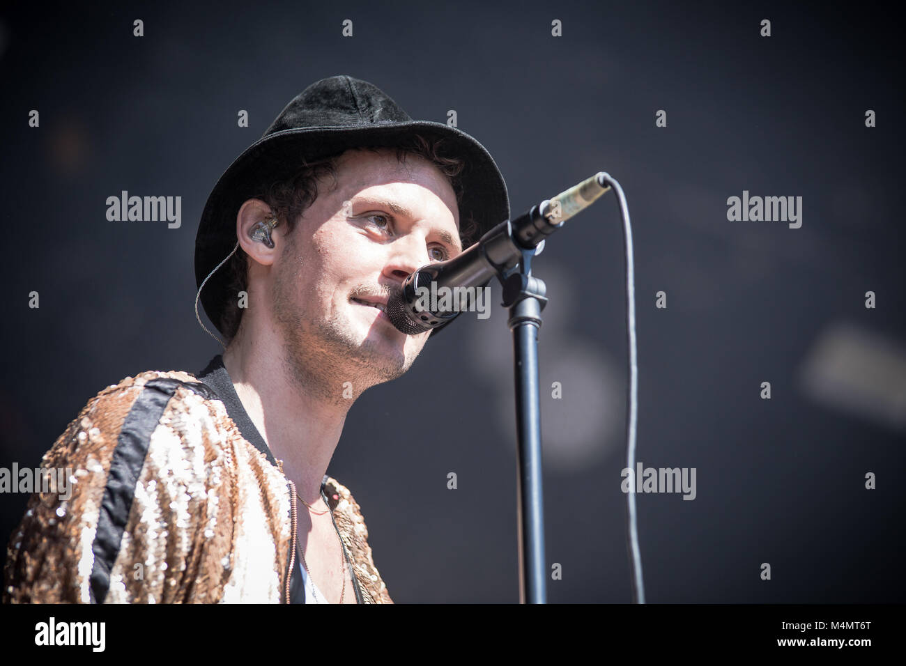 Milliarden hi-res stock photography and images - Alamy