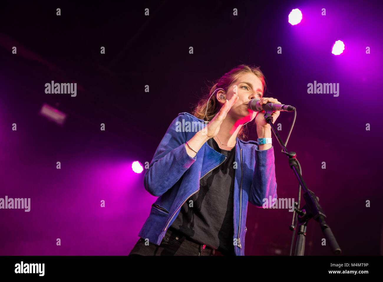 Boy band concert hi-res stock photography and images - Alamy