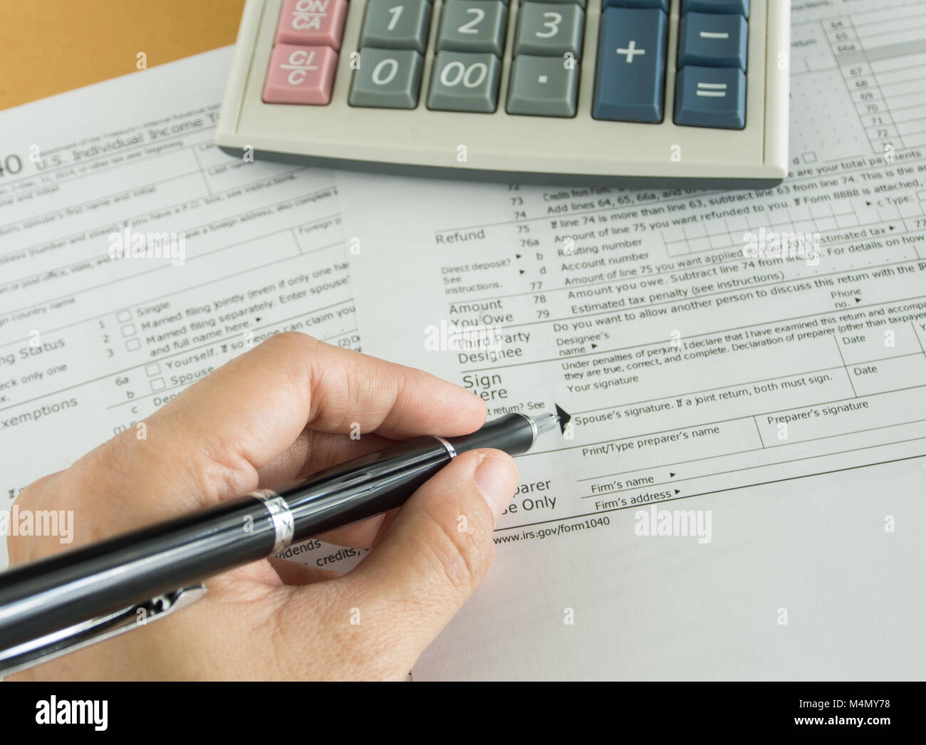 human hands will write in individual income tax return form Stock Photo ...