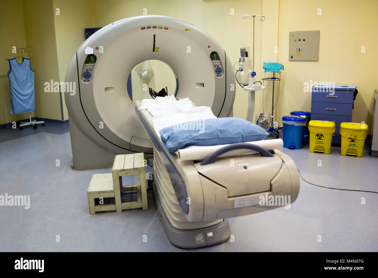 Mri machine hi-res stock photography and images - Alamy