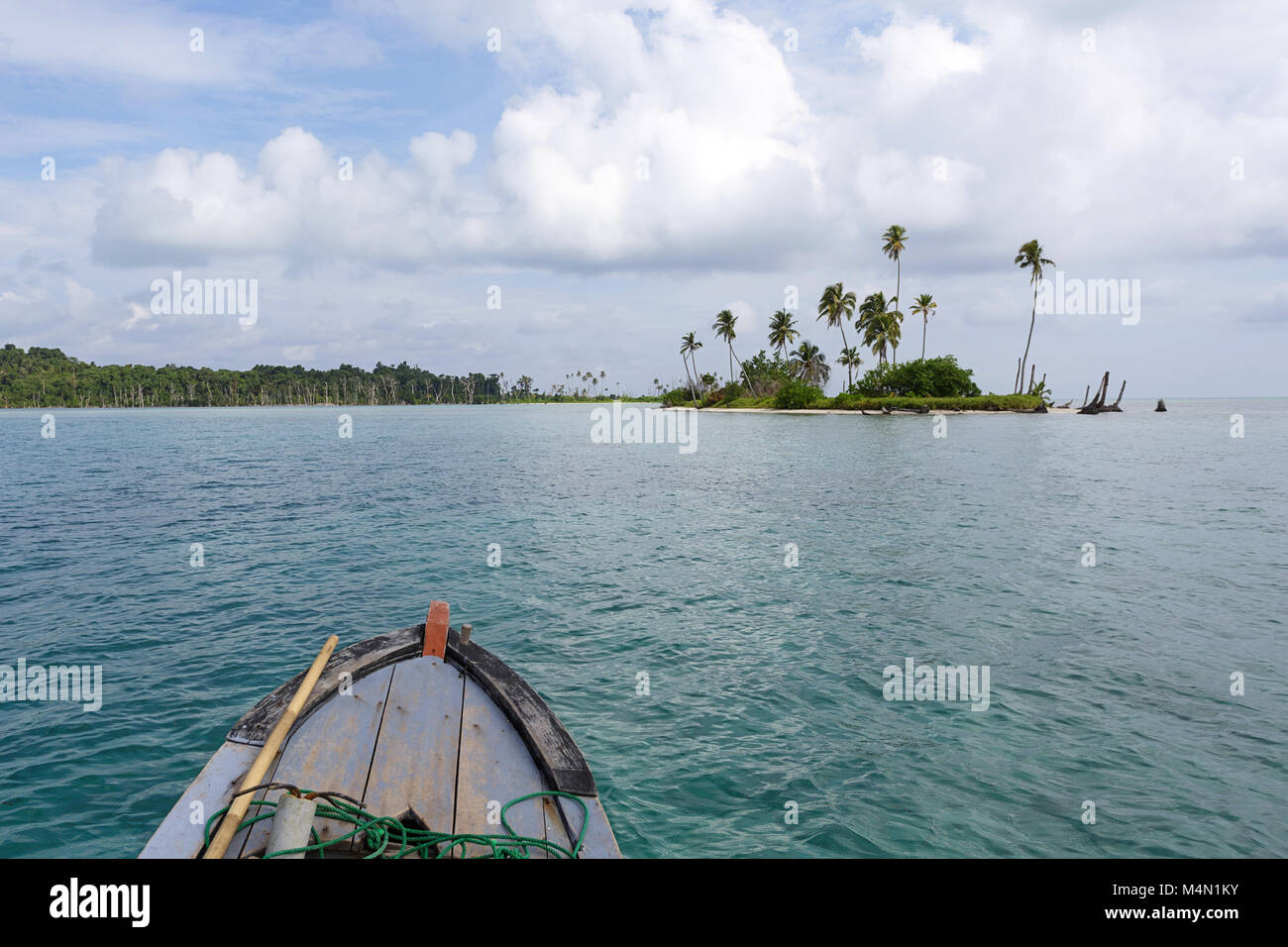 Boat approaching an idyllic small tropical island Stock Photo - Alamy