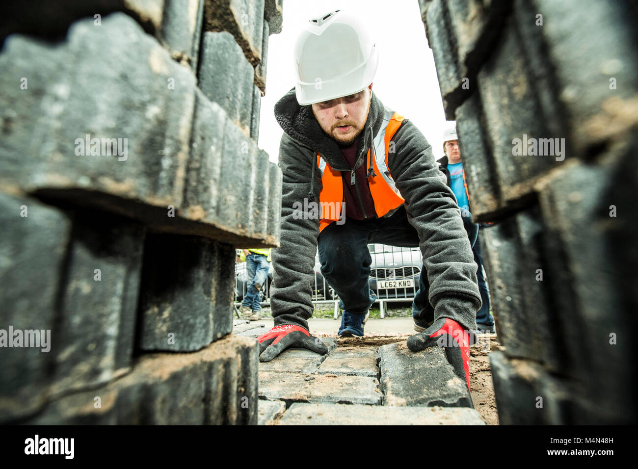 Bricklayer laying bricks hi-res stock photography and images - Alamy