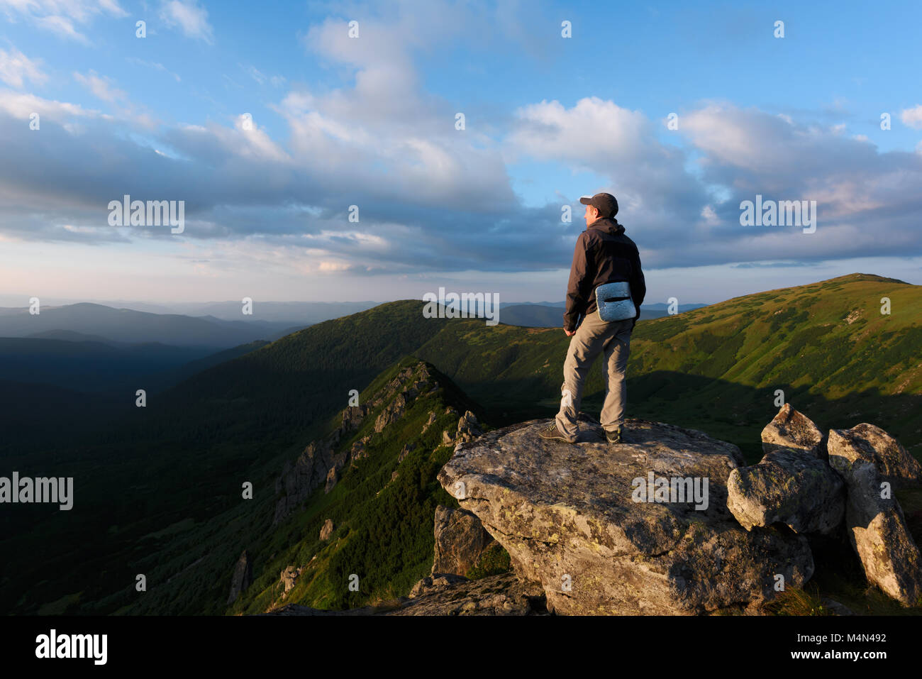 Alone tourist sitting on the edge of the cliff Stock Photo - Alamy