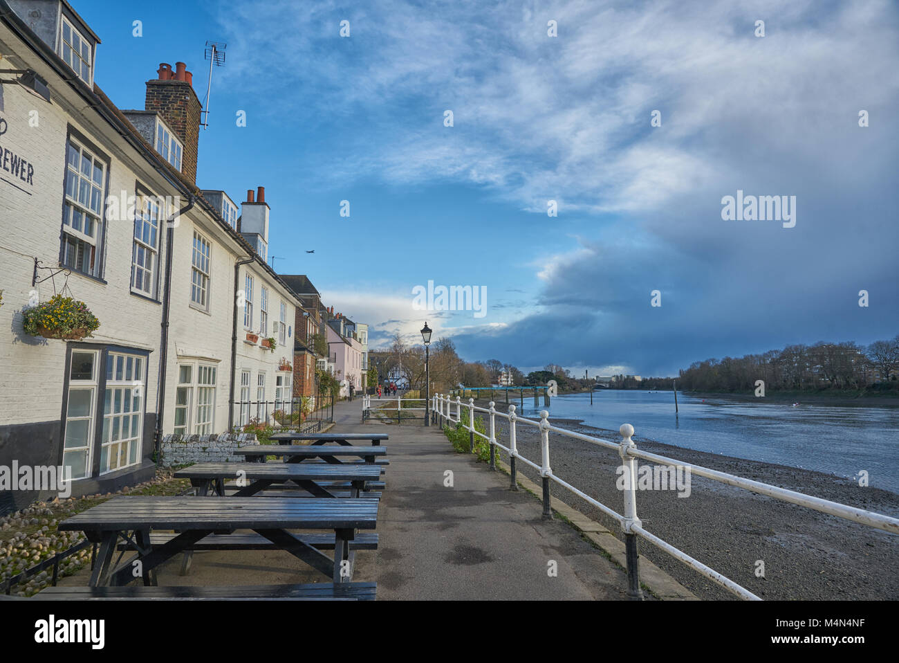 chiswick thames path Stock Photo - Alamy