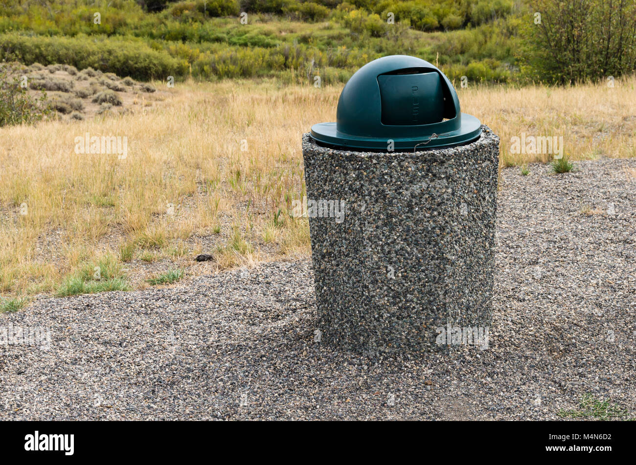 Garbage can hi-res stock photography and images - Alamy