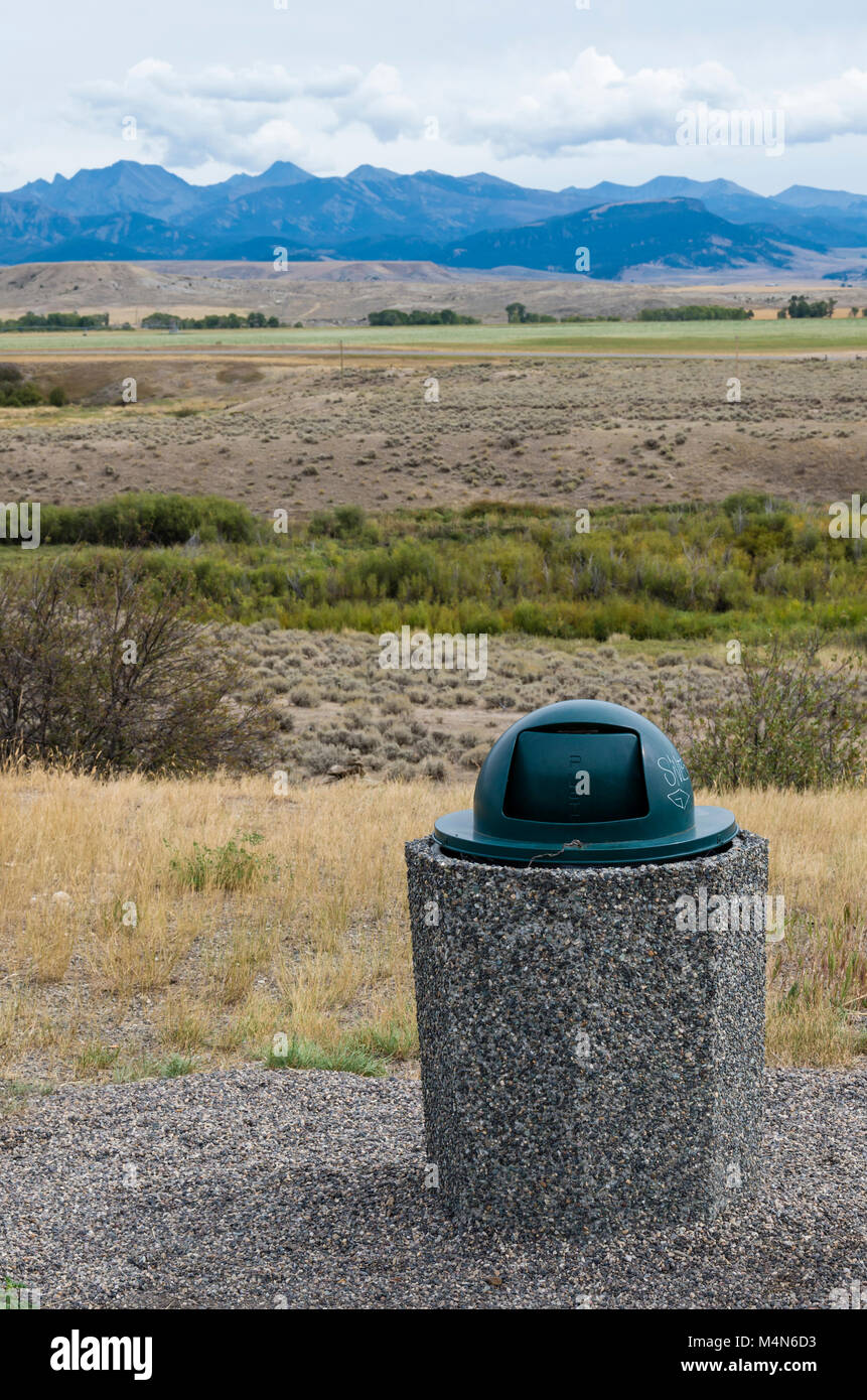 Covered with rubbish hi-res stock photography and images - Alamy