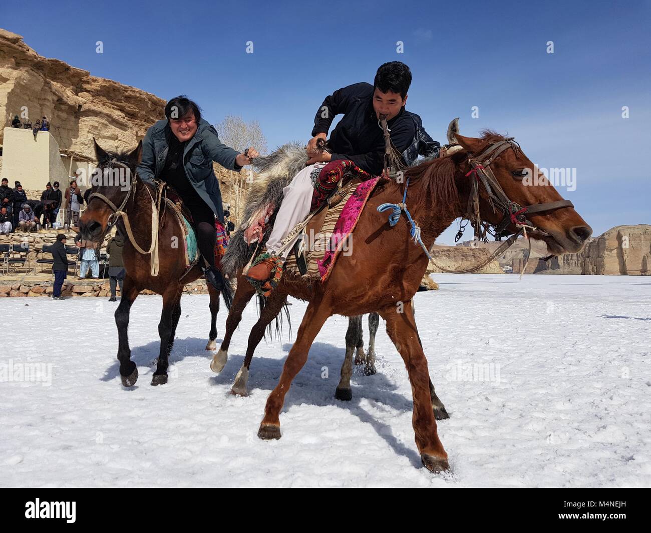(180217) -- BAMYAN, Feb. 17, 2018 (Xinhua) -- Afghan horsemen compete ...