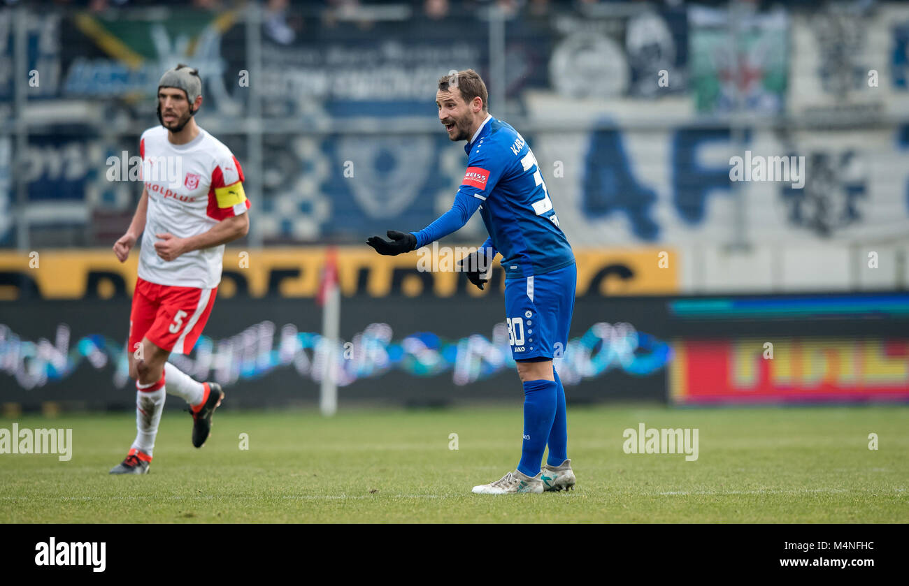 Halle, Deutschland. 17th Feb, 2018. Anton Fink (KSC) beschwert sich bei ...