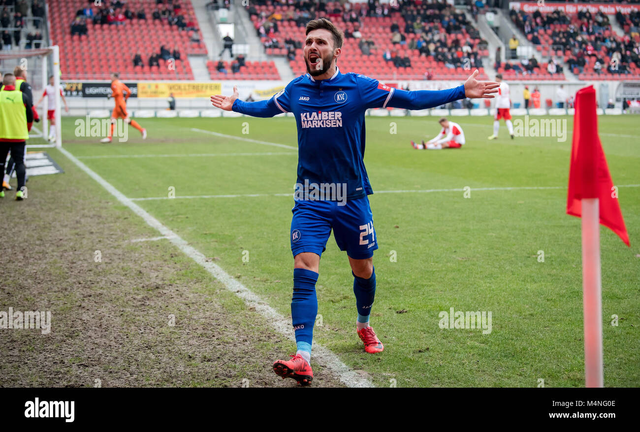 Fabian Schleusener (KSC) jubelt after seinem Treffer zum 1:0 GES ...