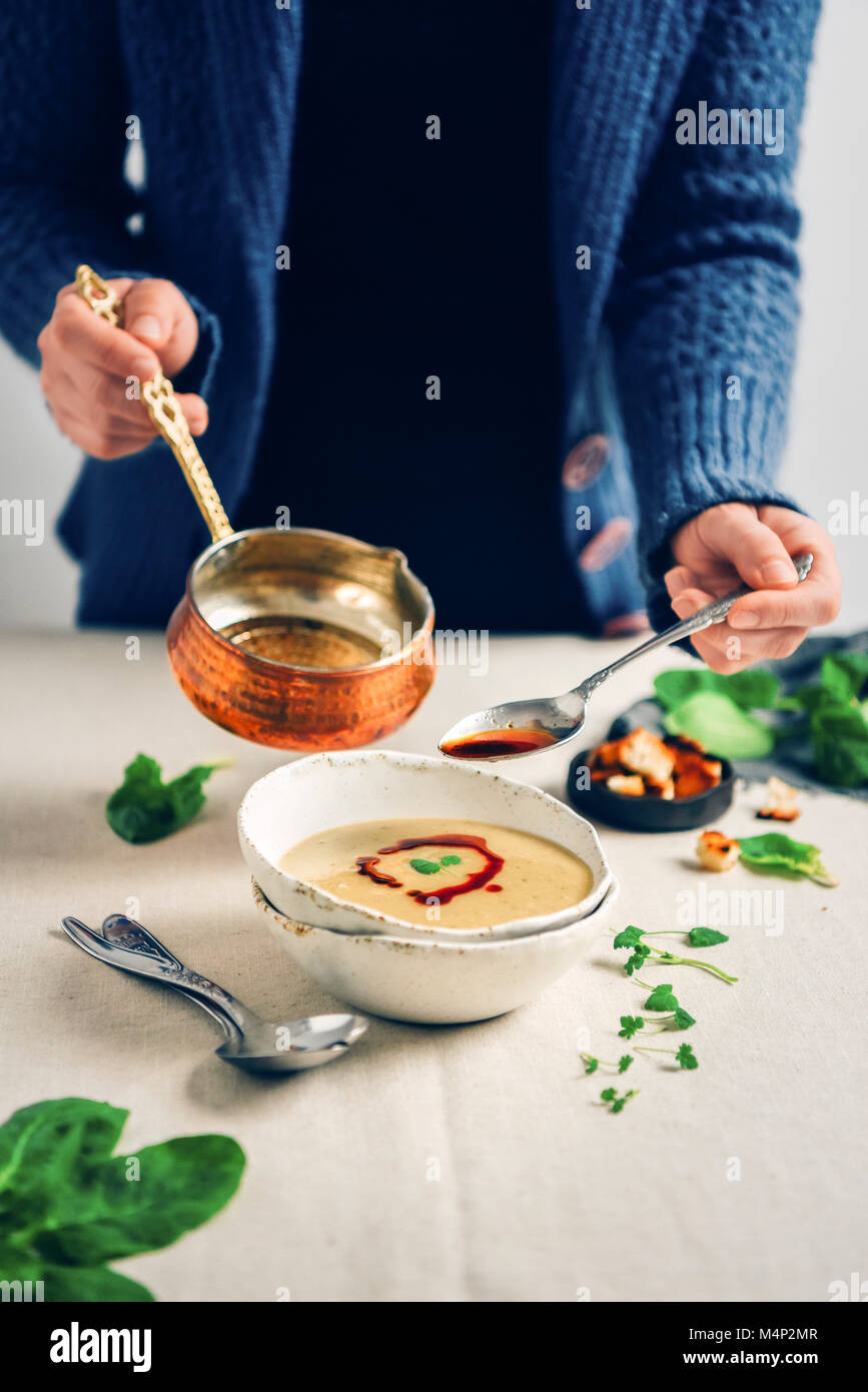 Sauce drizzling from spoon hi-res stock photography and images - Alamy