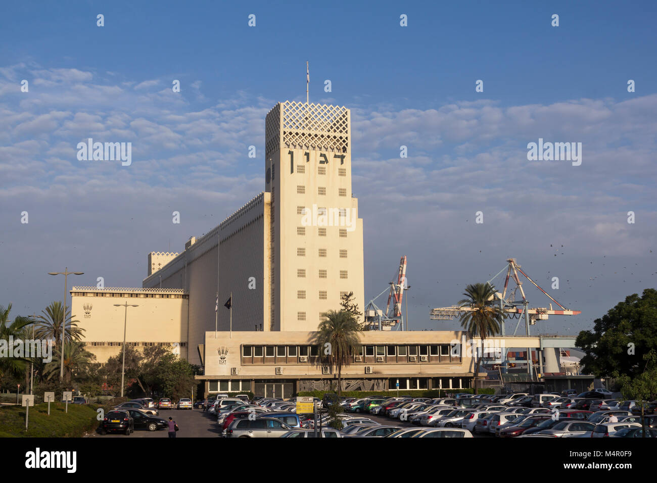 Grain elevator grain elevators port hi-res stock photography and images ...