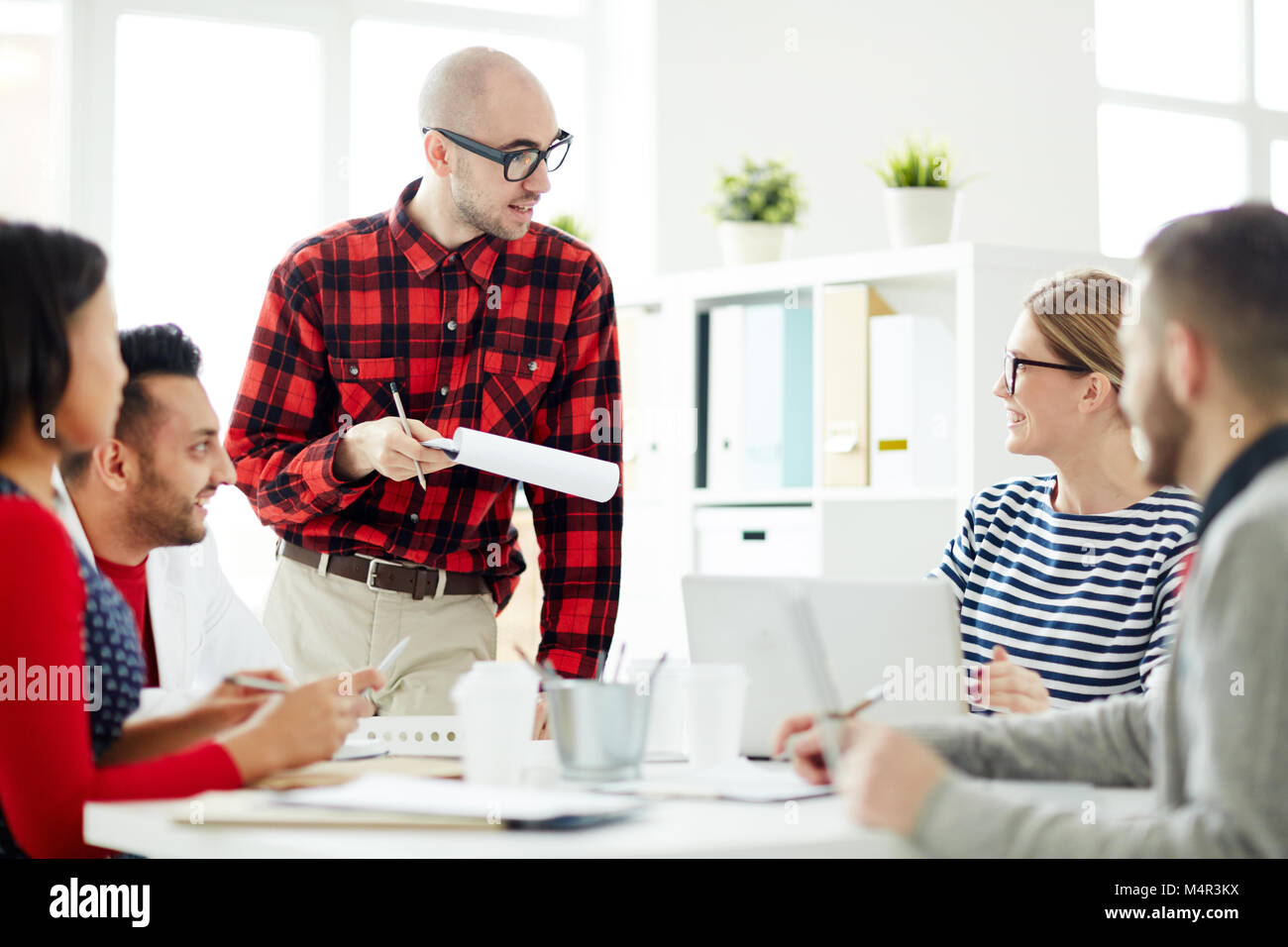 Business discussion hi-res stock photography and images - Alamy