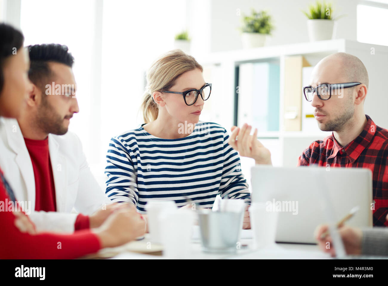 Professional business conversation hi-res stock photography and images ...