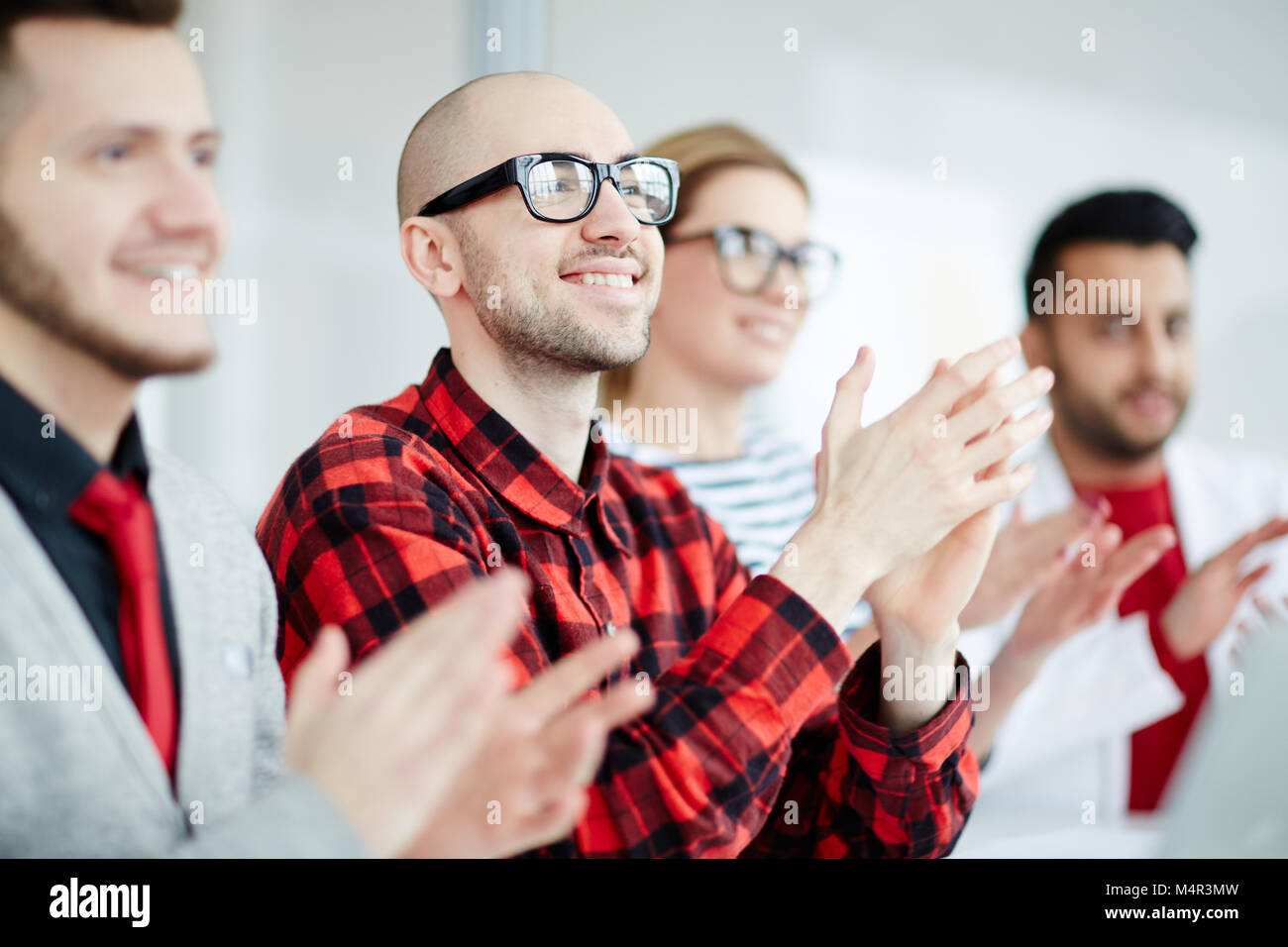 Ovations hi-res stock photography and images - Alamy