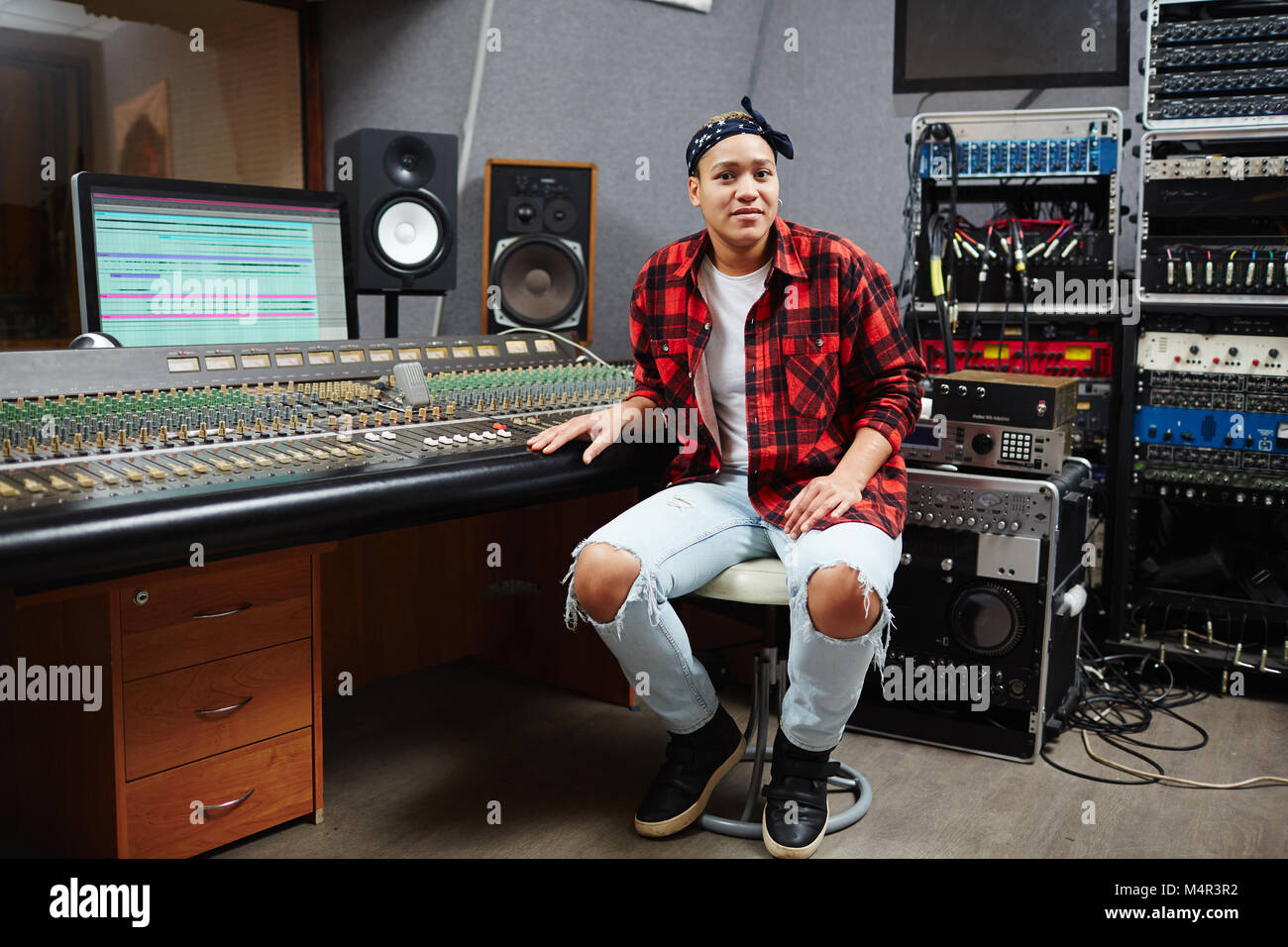 Dj studio hi-res stock photography and images - Alamy