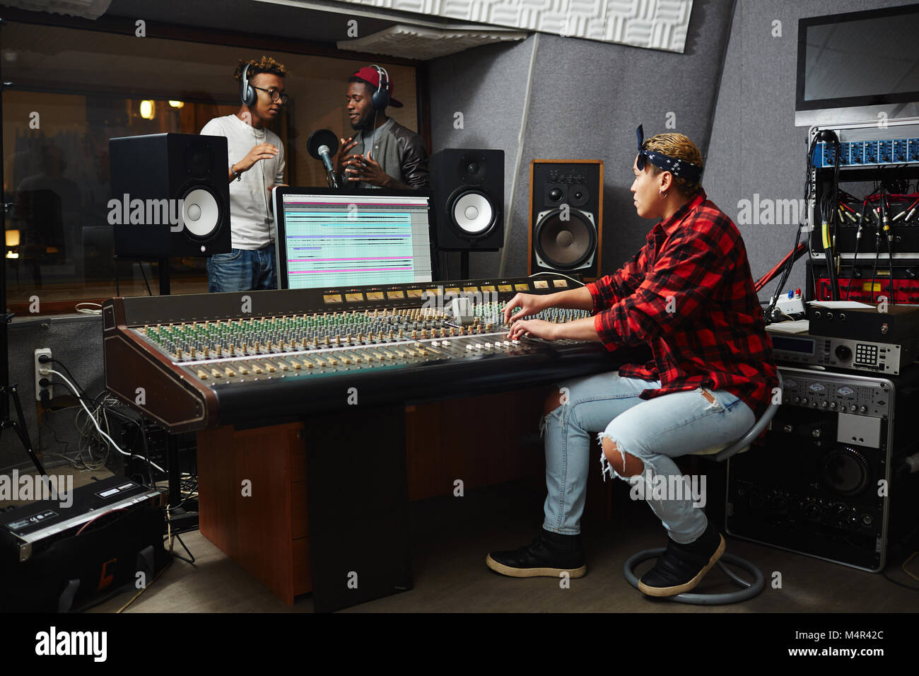 Sound recording studio hi-res stock photography and images - Alamy