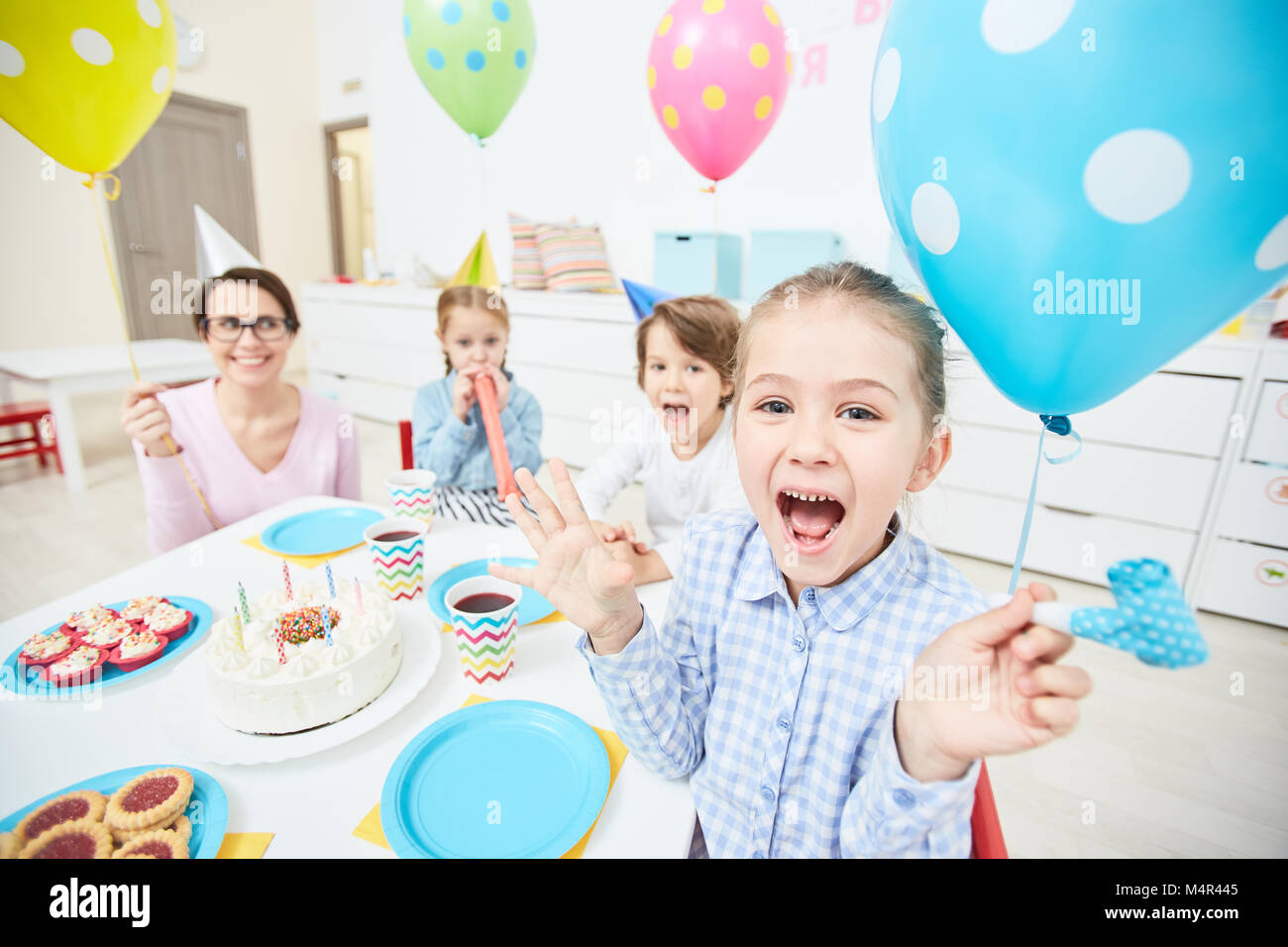 Group children having fun birthday hi-res stock photography and images ...
