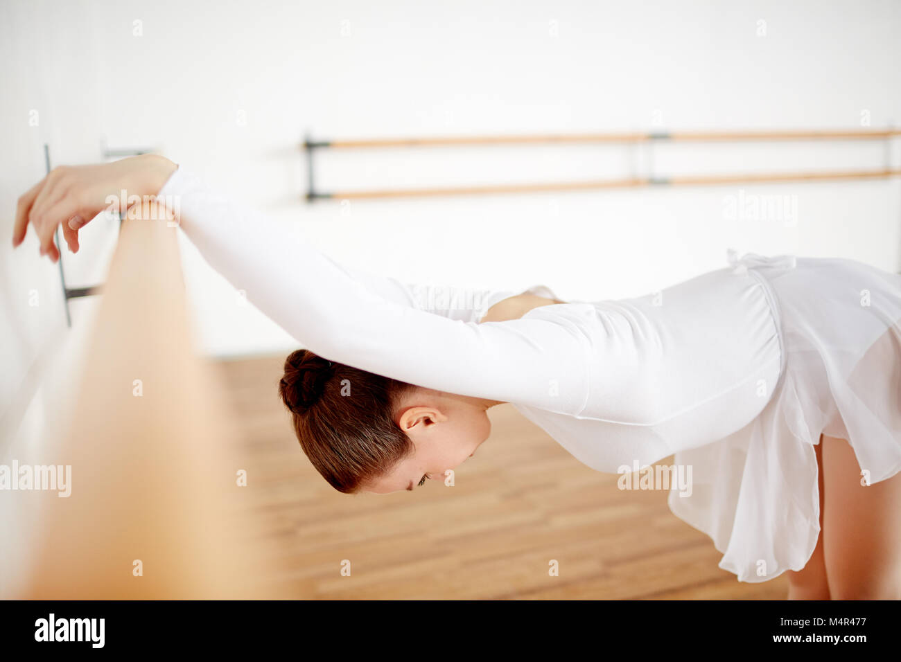Woman ballet stretch hi-res stock photography and images - Alamy