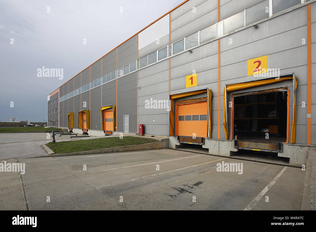 Loading Docks at Distribution Warehouse Stock Photo - Alamy