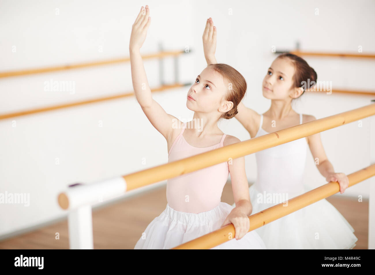 Girls ballet class hi-res stock photography and images - Alamy