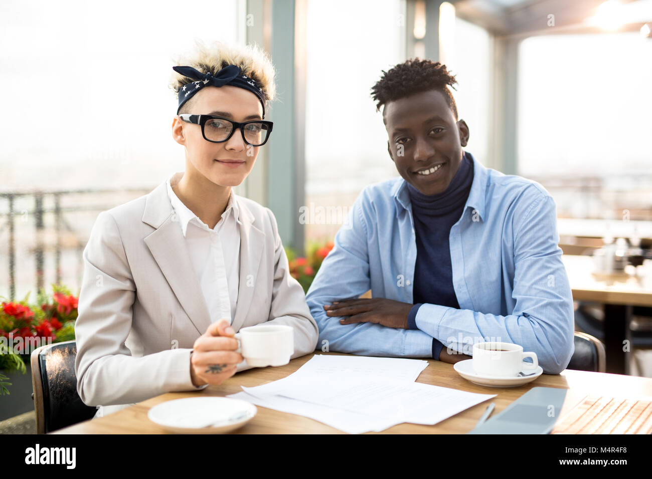 Colleagues having tea Stock Photo - Alamy
