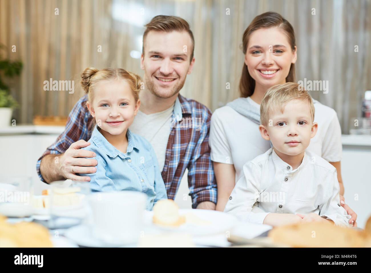 Family with two kids Stock Photo - Alamy