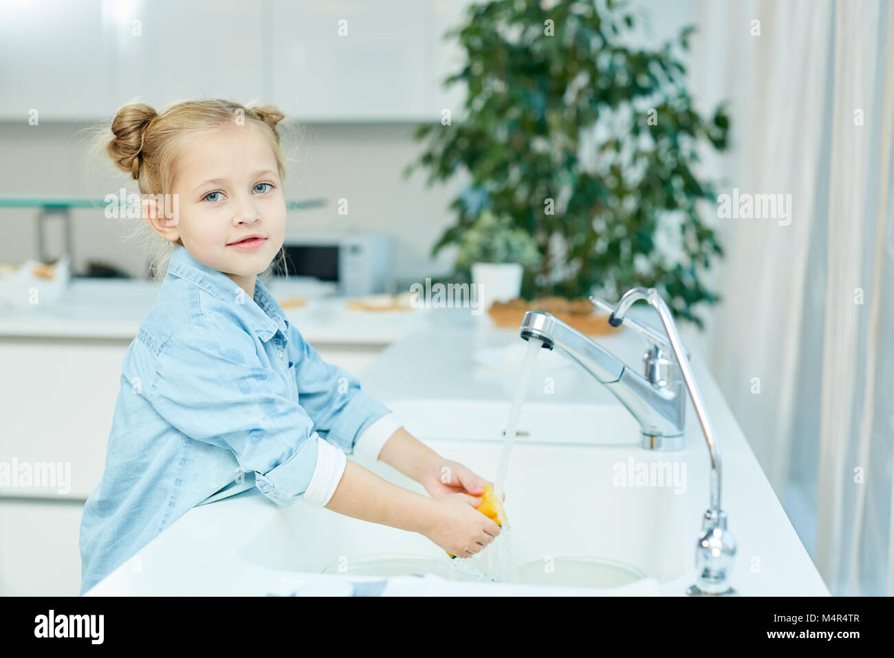 Girl washing dishes Stock Photo - Alamy