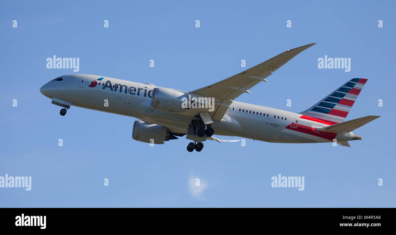 American Airlines Boeing 787 Dreamliner N815AA departing London ...