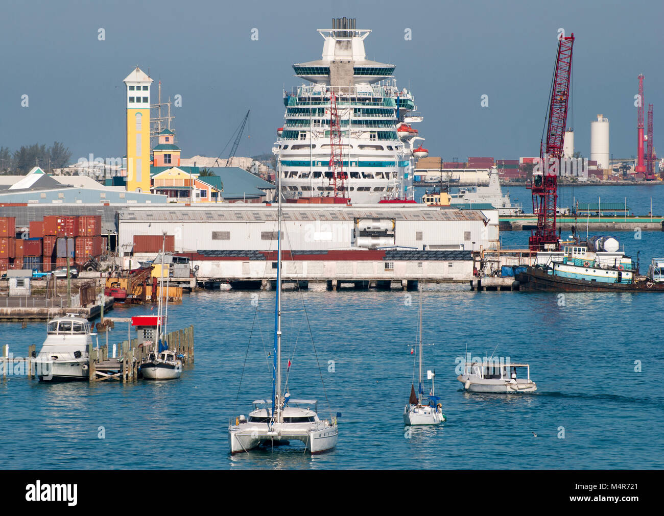 Ships in the city hi-res stock photography and images - Alamy