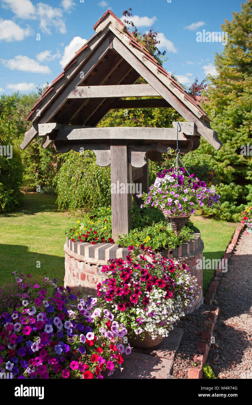 Wishing well garden hi-res stock photography and images - Alamy