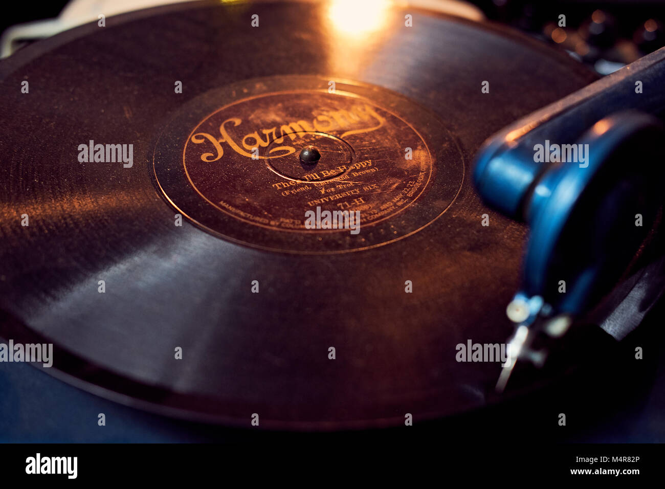Vintage gramophone turntable with needle Stock Photo - Alamy