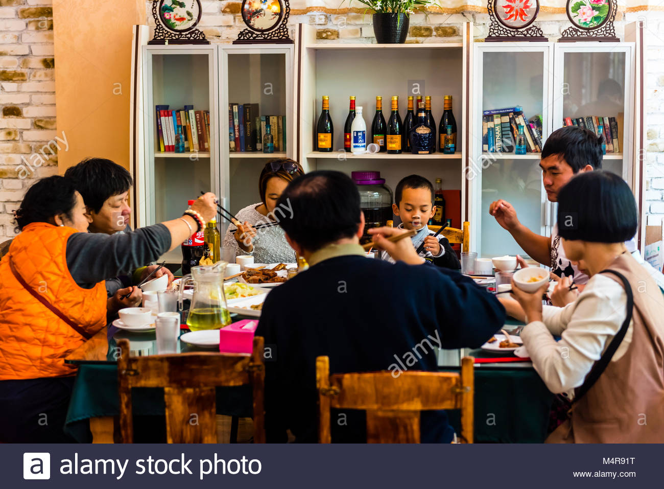 China People Restaurant Stock Photos & China People Restaurant Stock ...