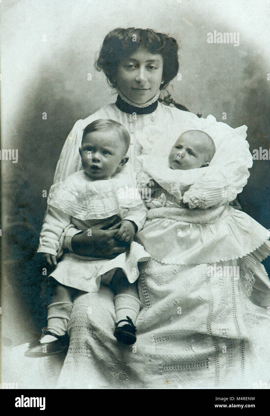 1900s family hi-res stock photography and images - Alamy