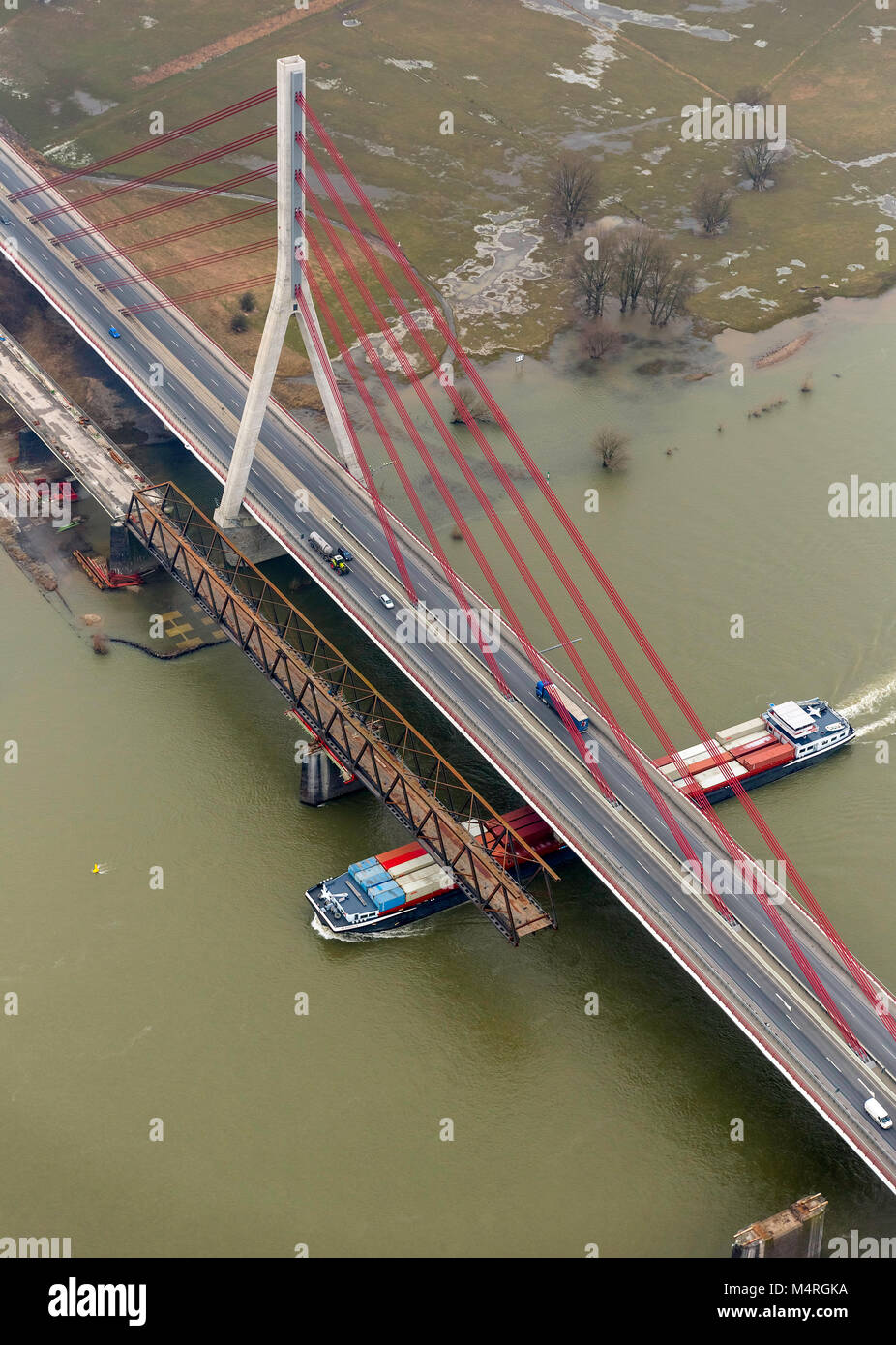 Neue und alte rheinbrucke zwischen buderich und wesel hi-res stock ...