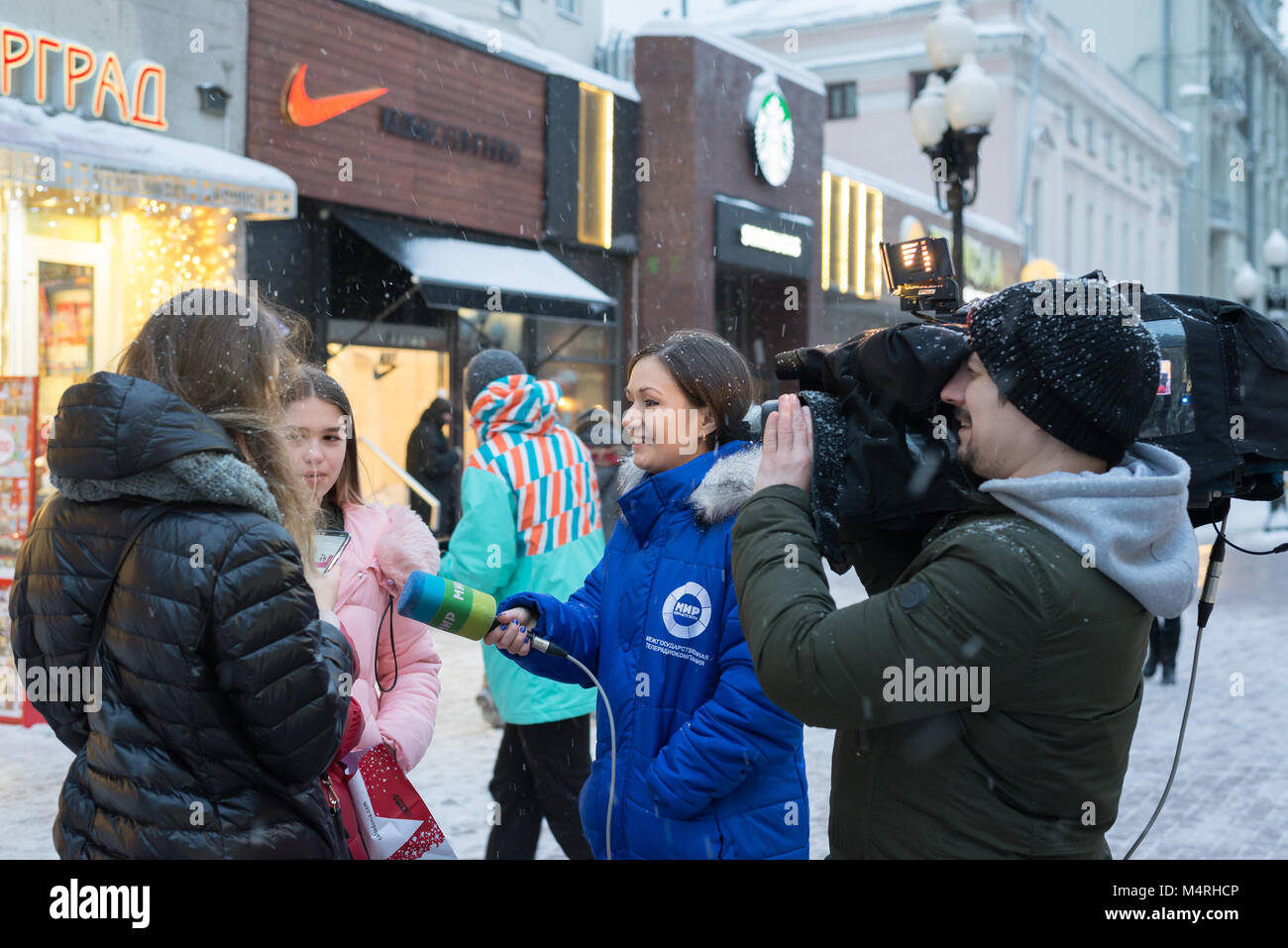 Microphone street interview teen hi-res stock photography and images - Alamy