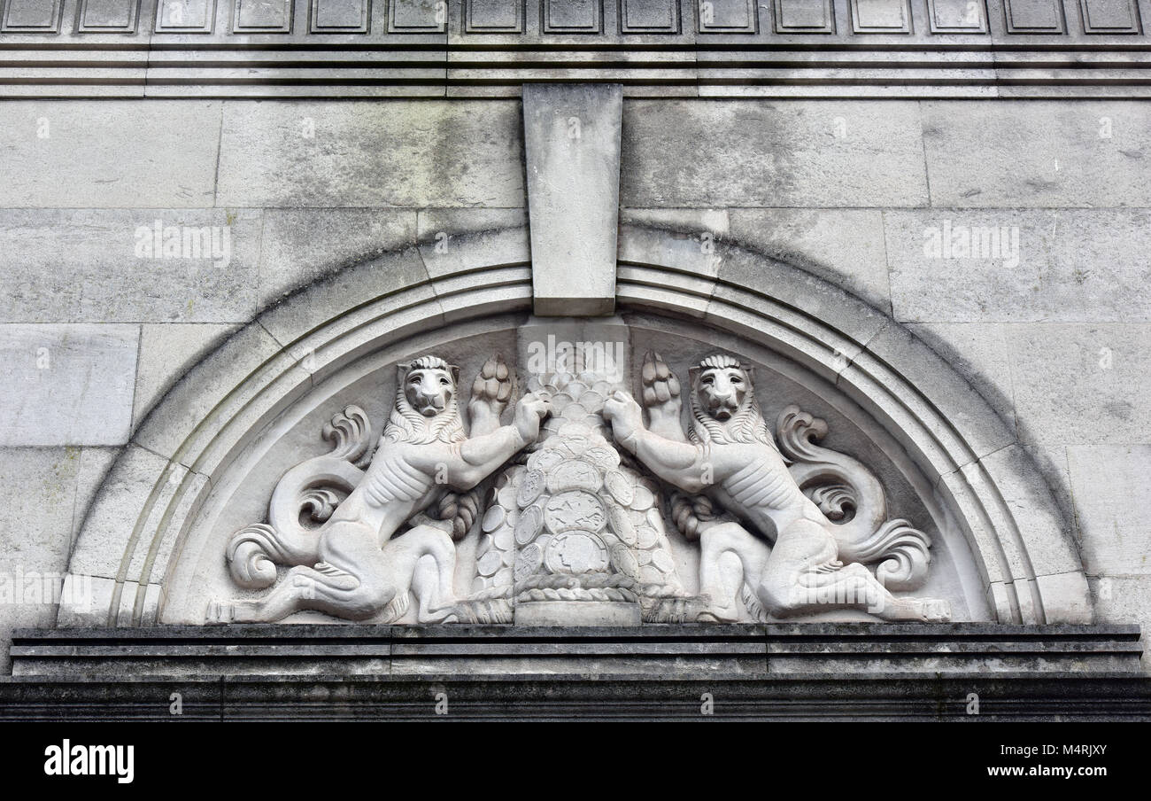 A decorative or ornate ornamental Victorian or Edwardian sculpture or ...